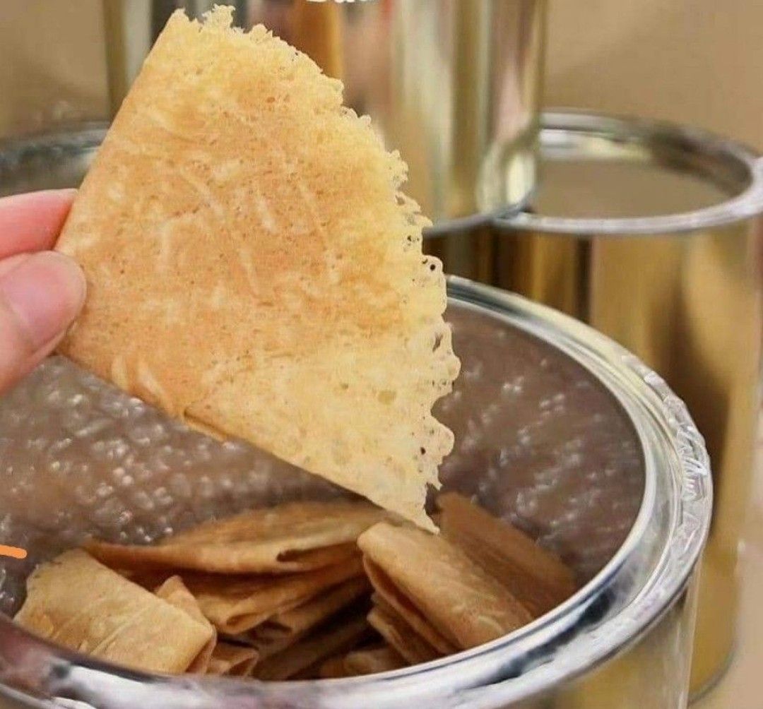 Triangle kuih kapit 金桶三角蛋扁, Food & Drinks, Homemade Bakes on Carousell