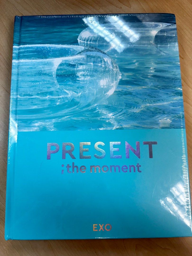 EXO PRESENT ; the moment寫真集, 興趣及遊戲, 收藏品及紀念品, 明星周邊 - Carousell
