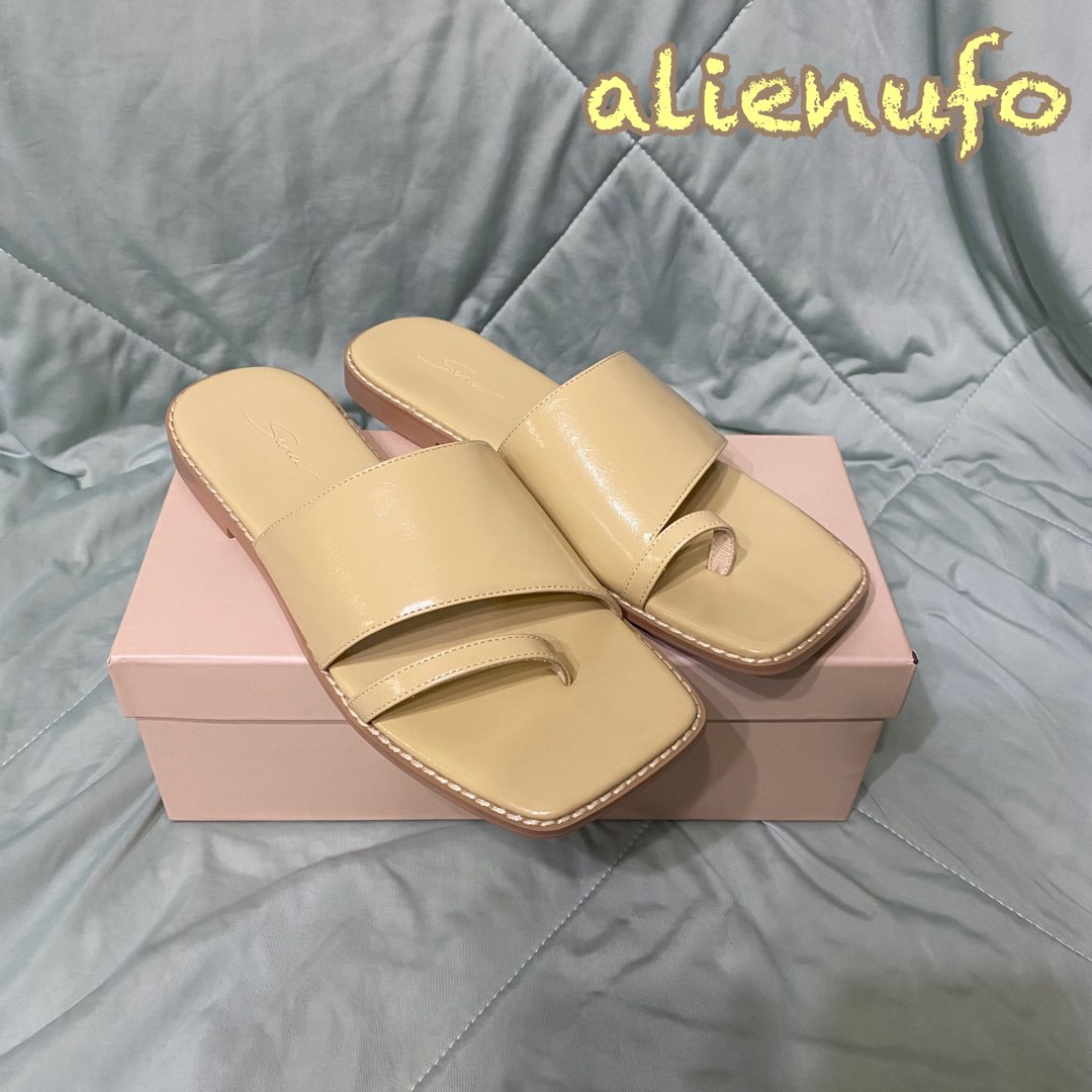 【全新】Grace gift 玄玄Sena聯名 知性小姐不對稱套趾平底拖鞋 淺黃 25(40)號, 她的時尚, 鞋類, 拖鞋在旋轉拍賣