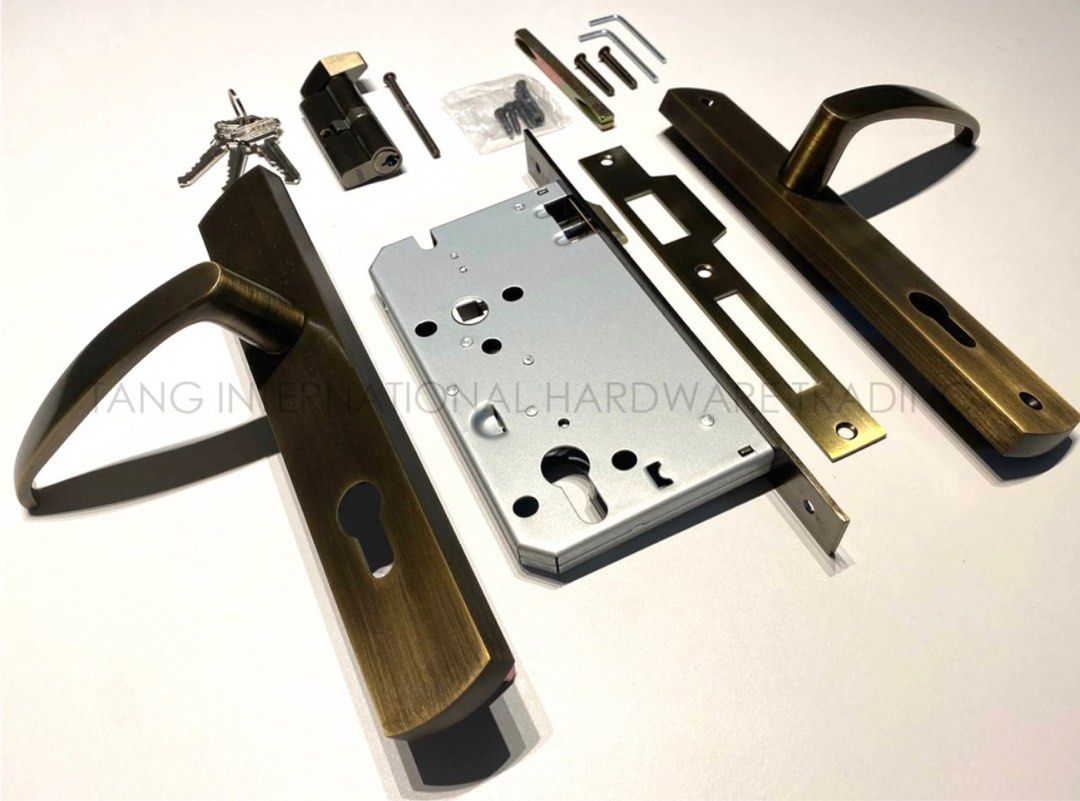 HDB BTO Main Door Knob / Handle Lock Set w/ 3 keys, Furniture & Home ...