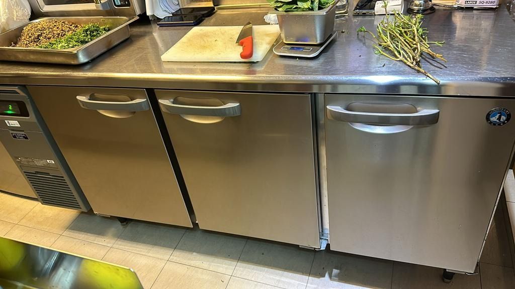 Hoshizaki 3door table chiller, TV & Home Appliances, Kitchen Appliances ...