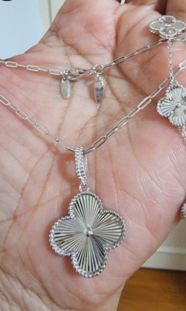 18k HK setting VCA white gold, Women's Fashion, Jewelry & Organisers ...