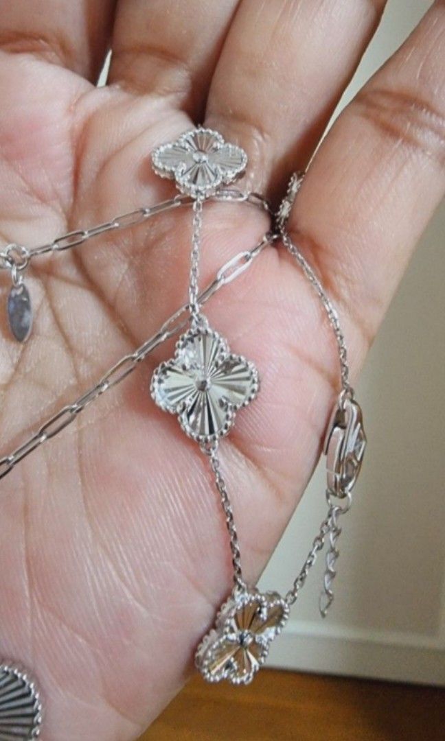 18k HK setting VCA white gold, Women's Fashion, Jewelry & Organisers ...