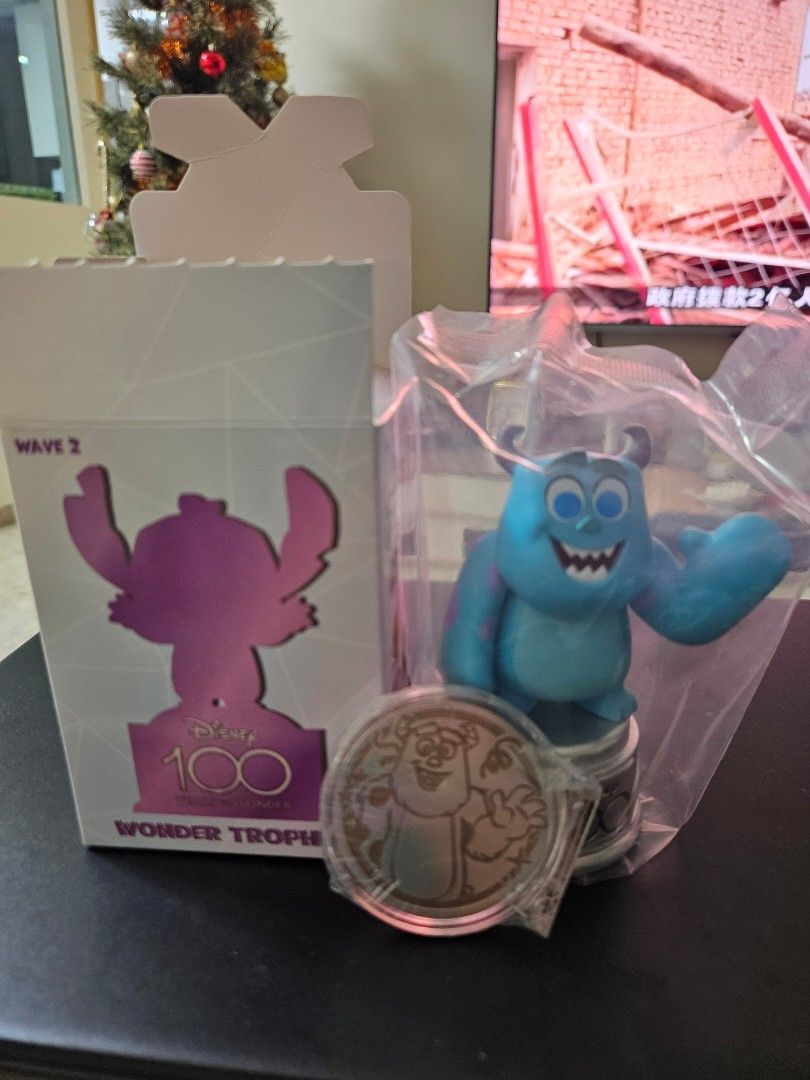 Disney 100 Wonder Trophies CPCM, Hobbies & Toys, Memorabilia ...