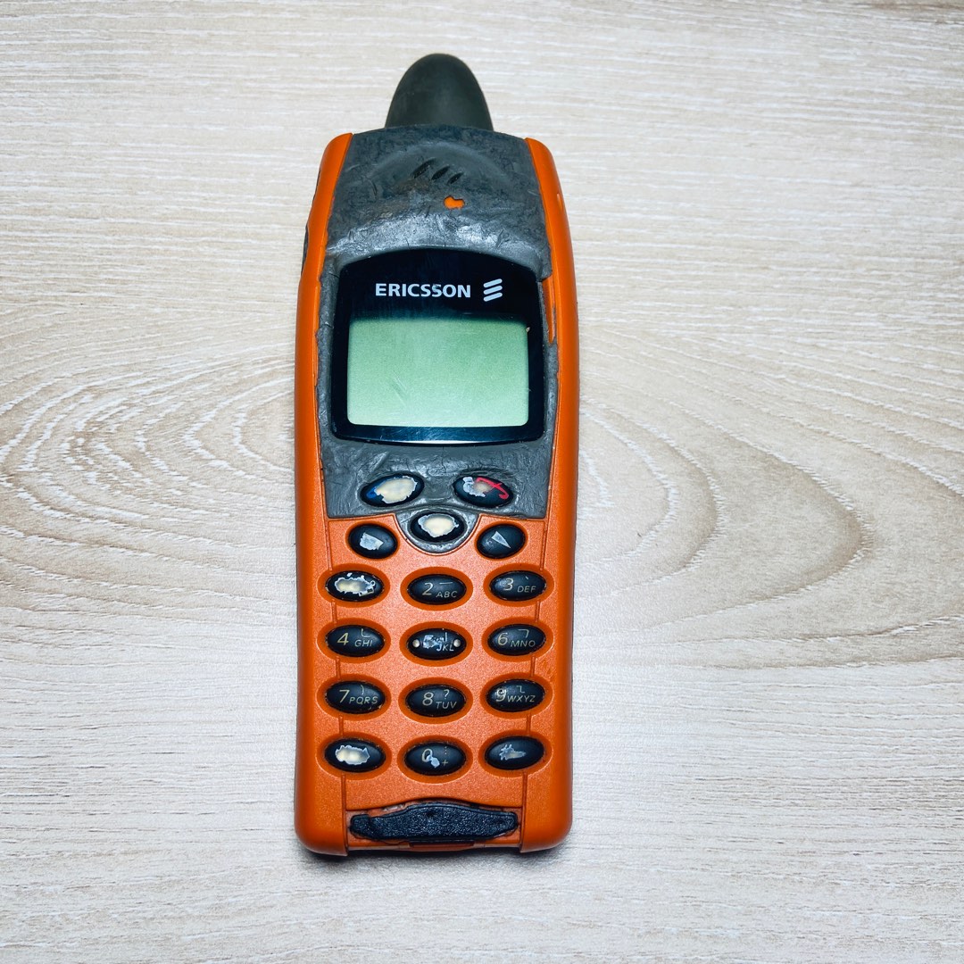 Hape ericsson jadul, Telepon Seluler & Tablet, Lainnya di Carousell
