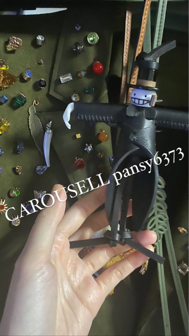 Loewe howl’s moving castle feather strap 哈爾移動城堡 羽毛 肩帶, 女裝, 手錶及配件, 其他飾物 ...