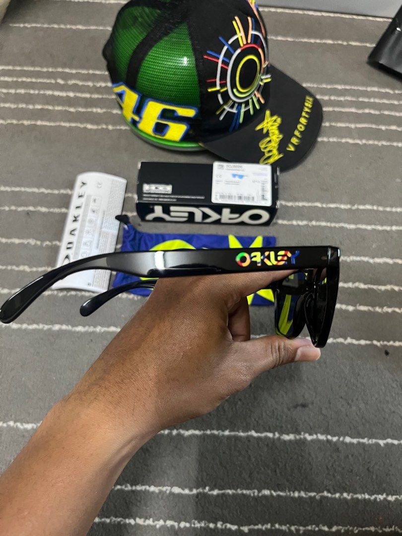 Oakley frogskins vr46 xs ( free vr 46 cap official), Men's Fashion ...