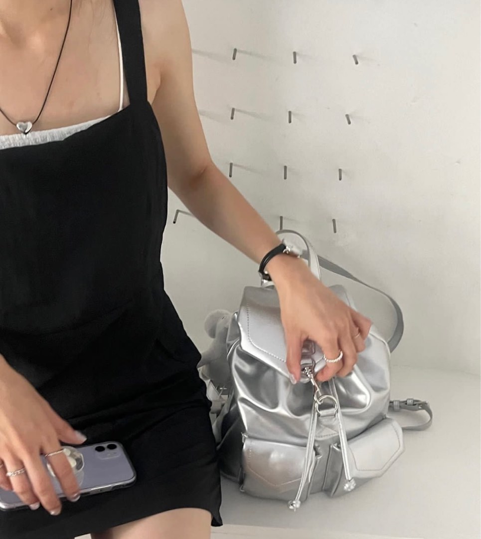 Roomee不可或缺缺的束口後背包(銀）, 她的時尚, 包包、錢包, 背包在旋轉拍賣