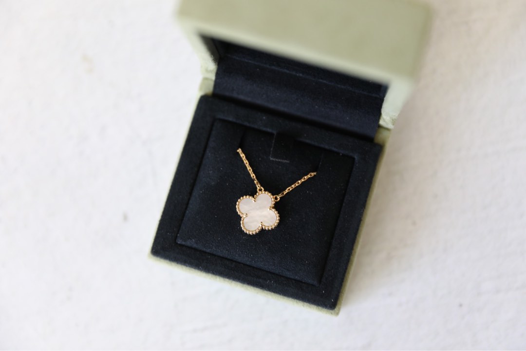 VCA Vintage Alhambra pendant, Luxury, Accessories on Carousell