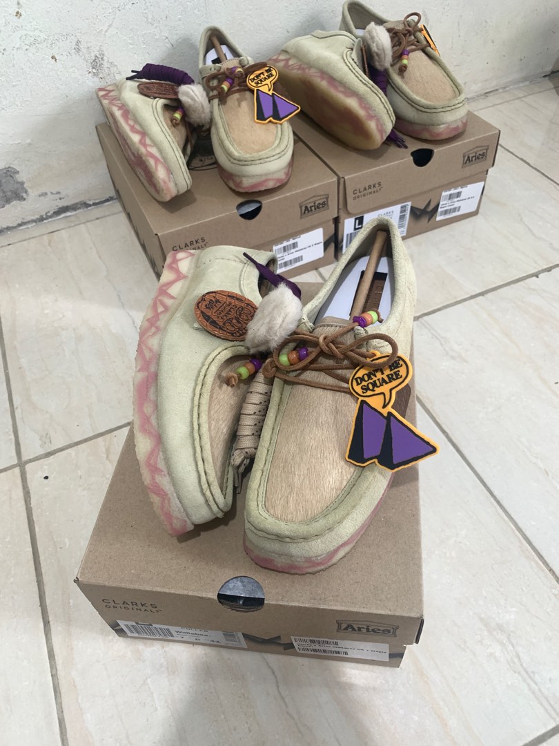 CLARKS ORIGINAL WALLABE X ARIES ARISE, Fesyen Pria, Sepatu , Sepatu ...