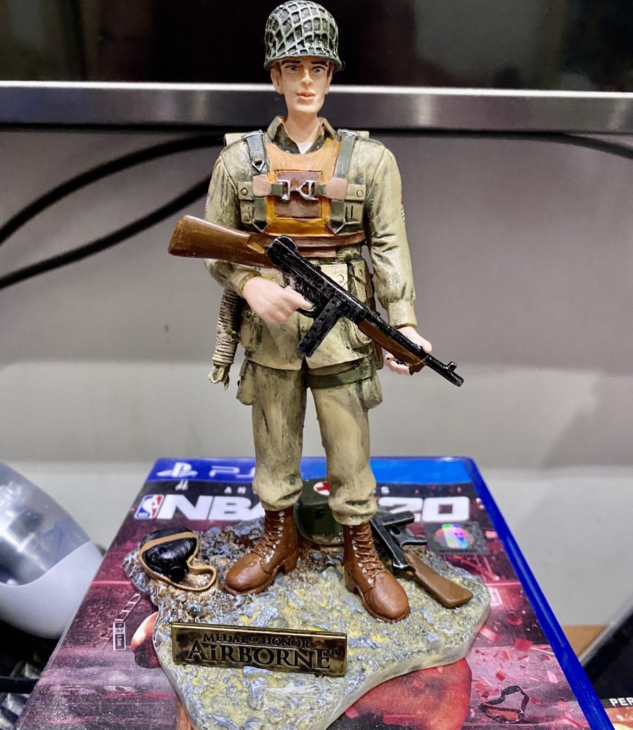 Medal of Honor Airborne Statue, Toys & Collectibles, Mainan di Carousell