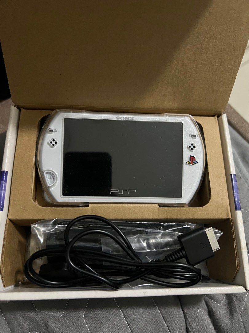 Playstation Portable Go (PSP GO) Fullset, Video Gaming, Video Games ...