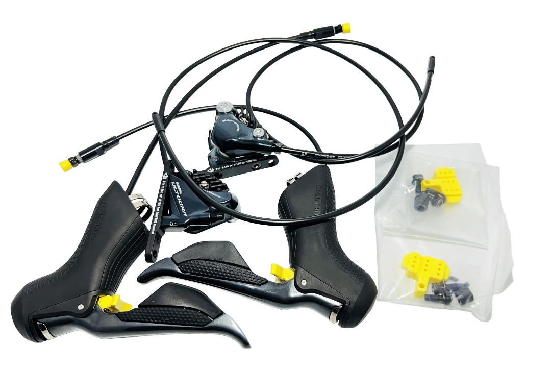 全新 Shimano Ultegra Di2 ST-R8070 碟煞公路車煞變把 - 整組 含卡鉗附配件, 體育器材, 自行車及配件, 單車在旋轉拍賣