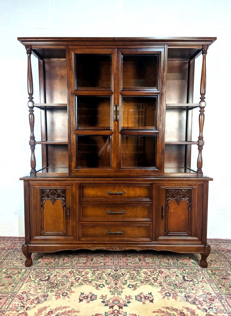 Elegant Italian-Style Display Cabinet, Furniture & Home Living ...
