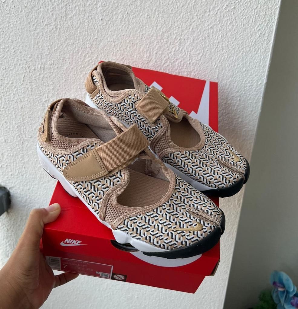 Nike Air Rift United in Victory, Fesyen Wanita, Sepatu di Carousell