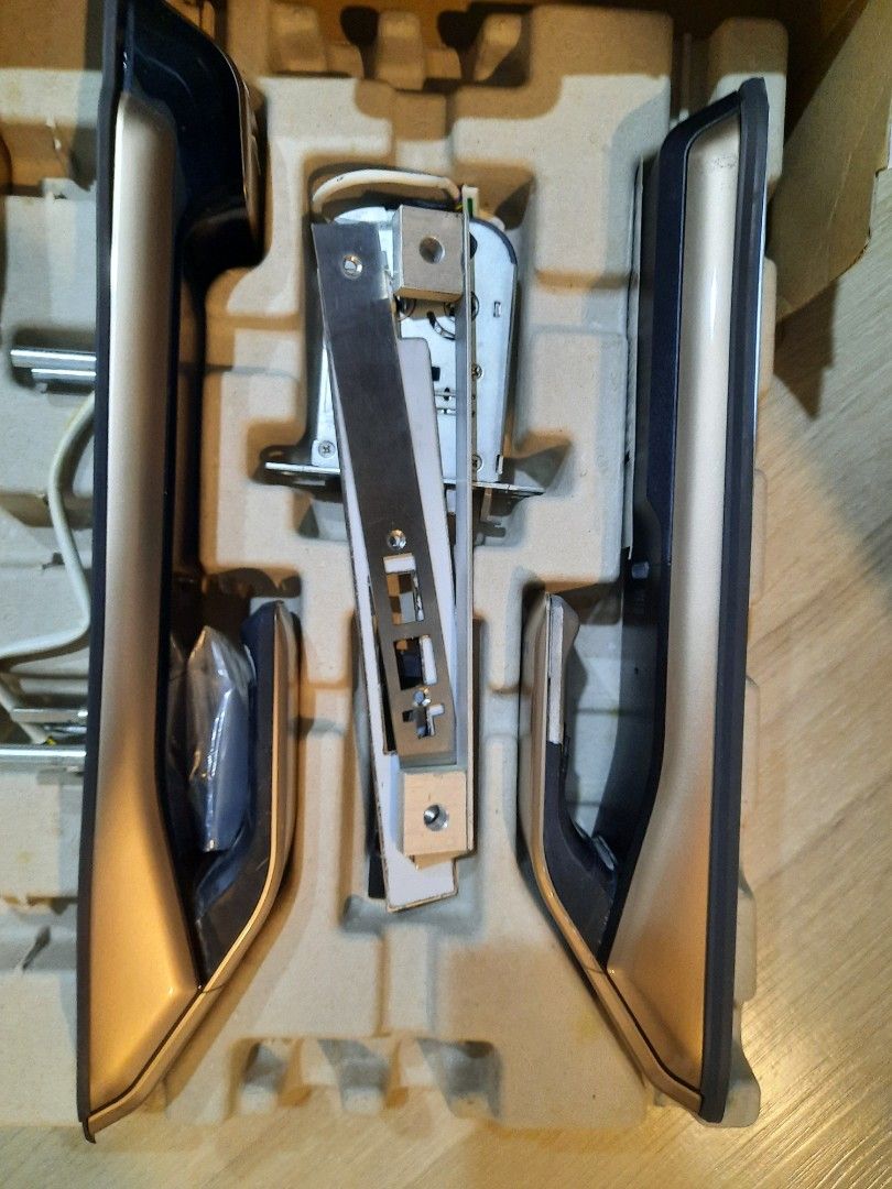 Samsung shp-dp728 Digital Lock, Furniture & Home Living, Security ...