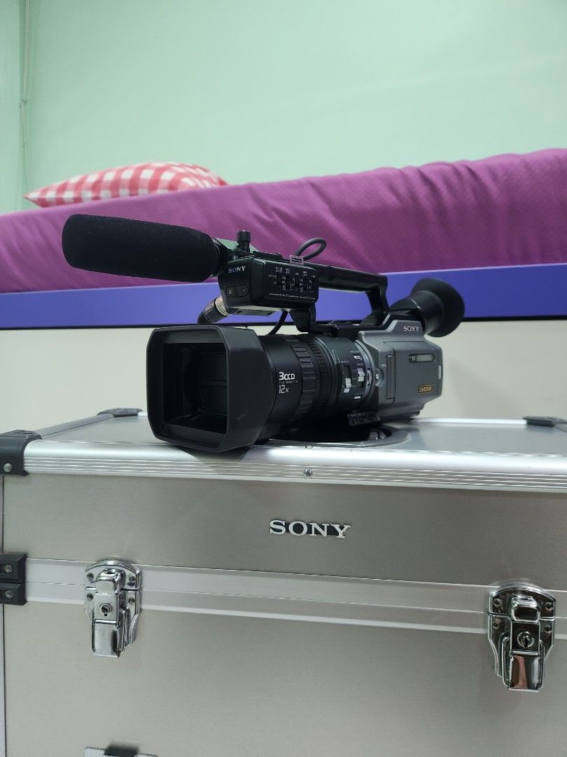 Sony DSR-PD170 3 CCD Professional MiniDV Camcorder with 12x Optical ...