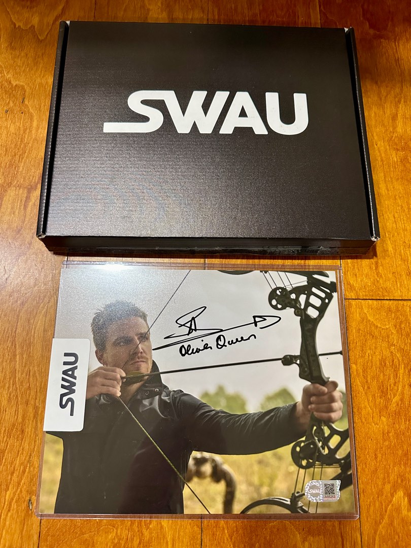 Arrow Photo signed by Stephen Amell (Green Arrow), Hobbies & Toys ...