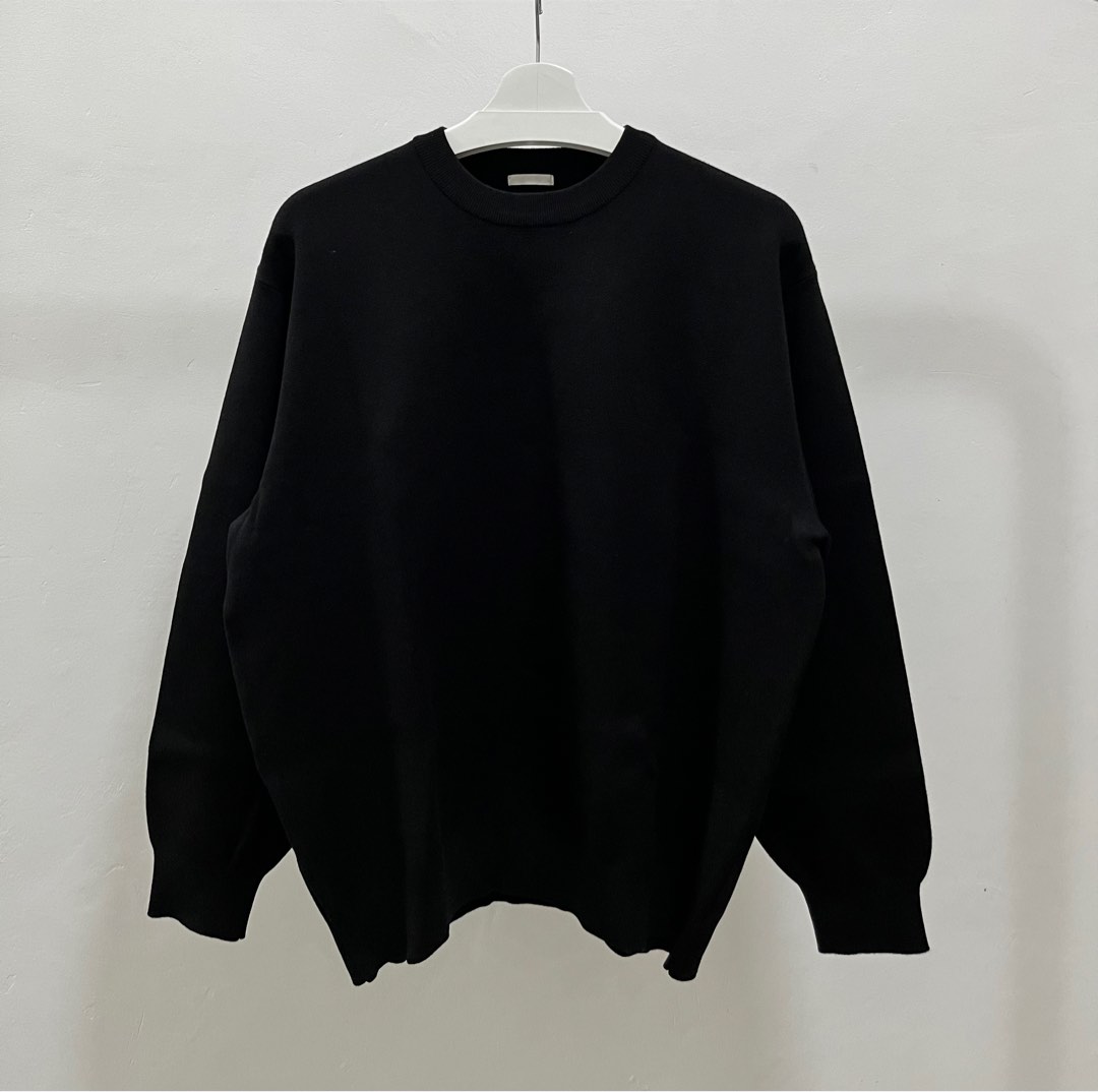 GU MENS SMOOTH KNIT CREW NECK SWEATER, Men's Fashion, Coats, Jackets and Outerwear on Carousell