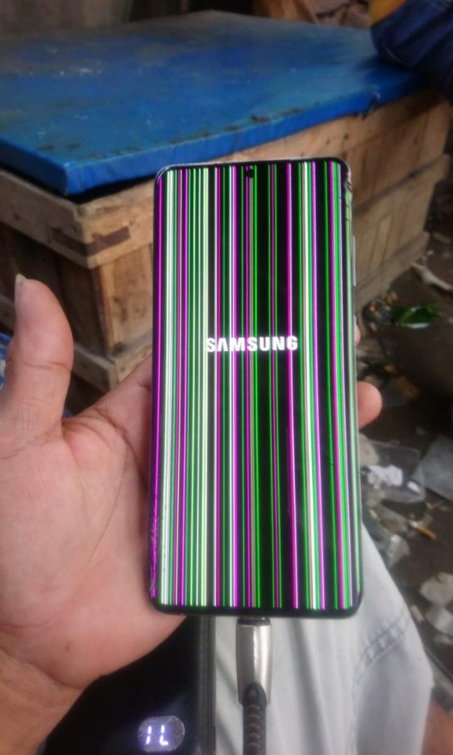 IAM BUYYING SPOILT PHONE, Bulletin Board, Looking For on Carousell