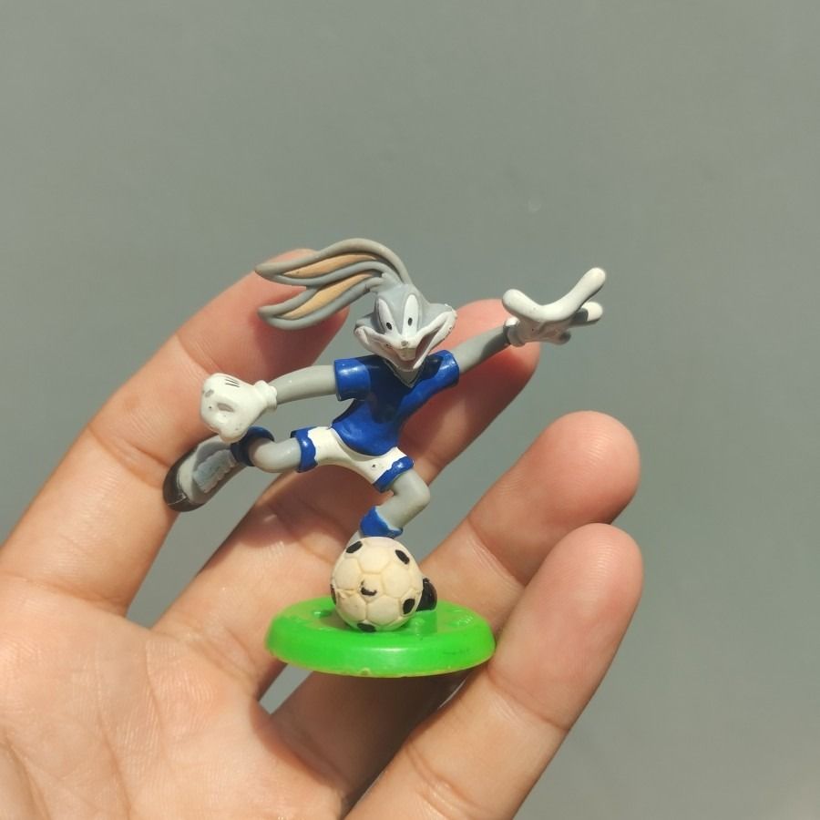 mini figure bugs bunny football by wb, Toys & Collectibles, Mainan di ...