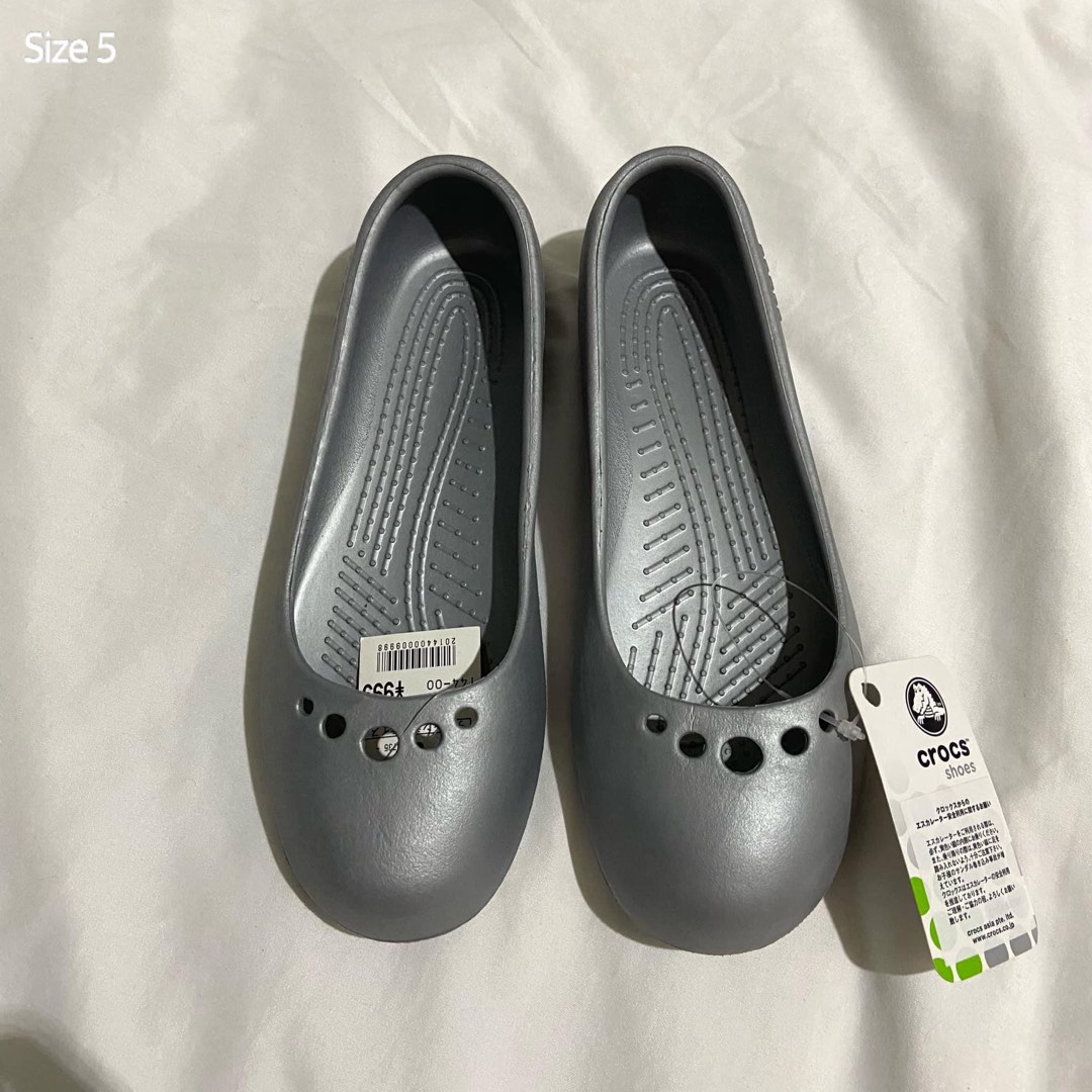 Silver Crocs Flat Shoes, Women's Fashion, Footwear, Flats & Sandals on Carousell