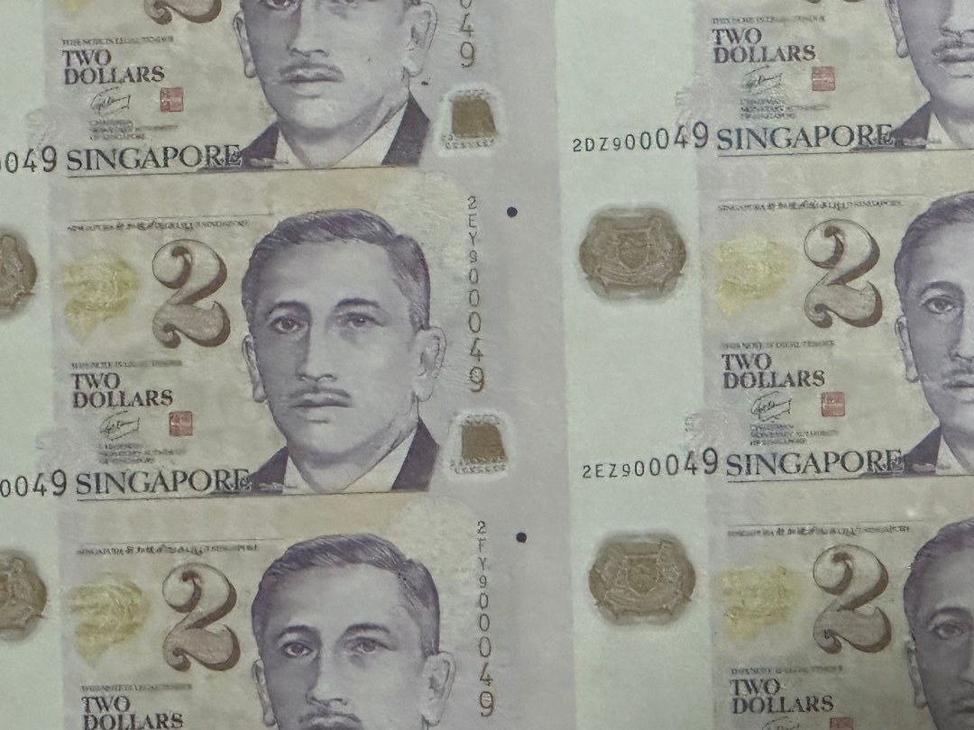 Uncut Singapore $2 note, 60-in-one piece, with framing, Goh Chok Tong ...