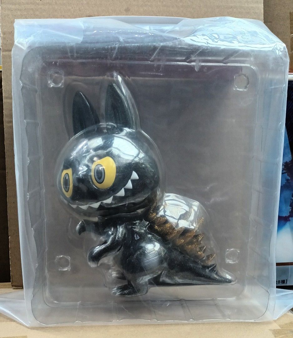 全新 黑金 gojimomo string 哥斯拉 labubu zimomo kasing toy how2work, 興趣及遊戲, 玩具 ...