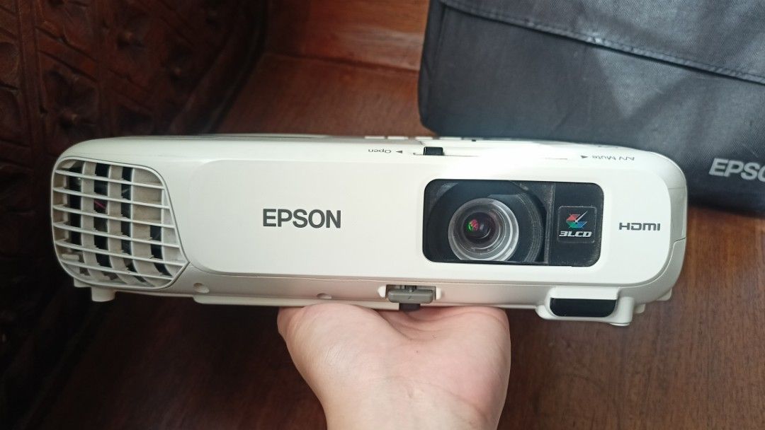 EPSON EB-S18 LCD Projector, TV & Home Appliances, TV & Entertainment, Projectors on Carousell