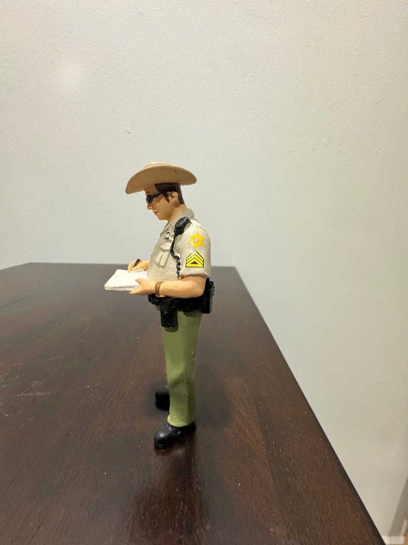 1/18 Police officer issuing summon, Hobbies & Toys, Toys & Games on ...