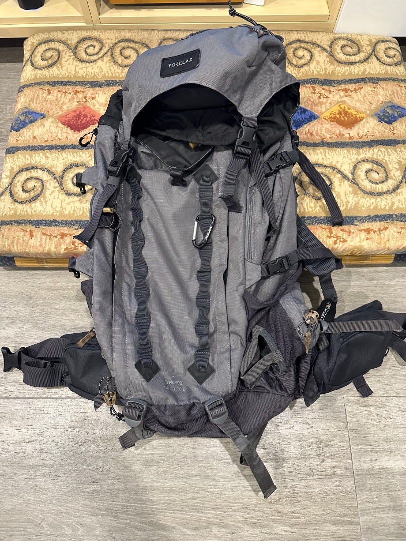 50+10L 男款專業登山背包(附防雨罩) FORCLAZ TREK 900, 他的時尚, 包包與錢包, 背包在旋轉拍賣
