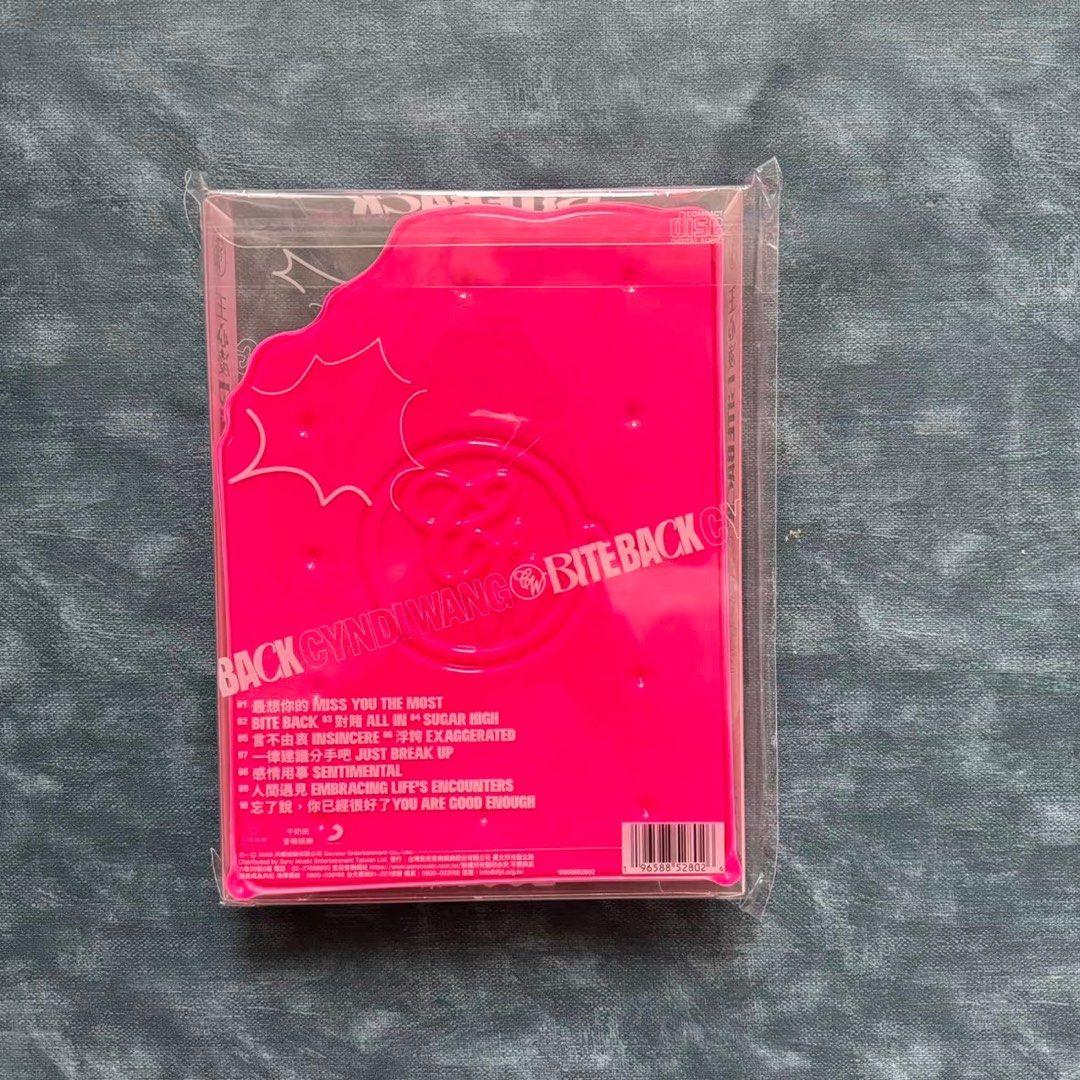 【預訂】王心凌 BITE BACK (SUGAR COOL版CD+寫真) 無簽名, 興趣及遊戲, 音樂、樂器 & 配件, 音樂與媒體 - CD 及 DVD - Carousell