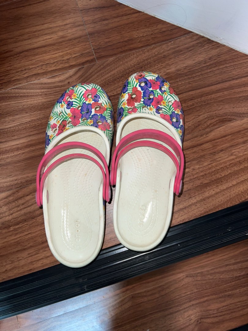 Crocs size 5, Women's Fashion, Footwear, Slippers and slides on Carousell