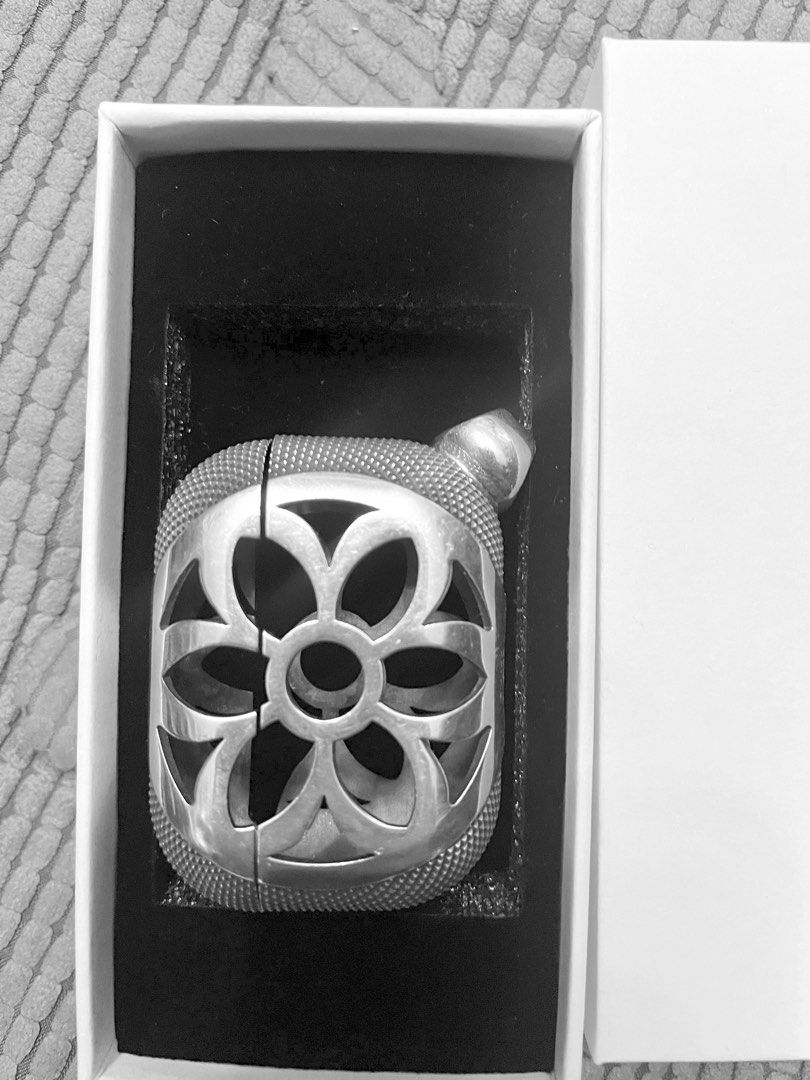 Good Art Hlywd Air Pod pro case Fancy Pod Pro -GB, 名牌, 飾物及配件 - Carousell