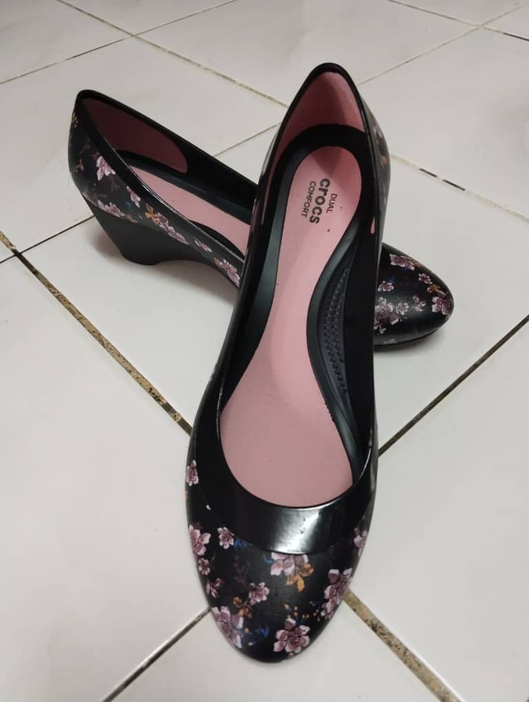 Kasut crocs, Women's Fashion, Footwear, Flats on Carousell