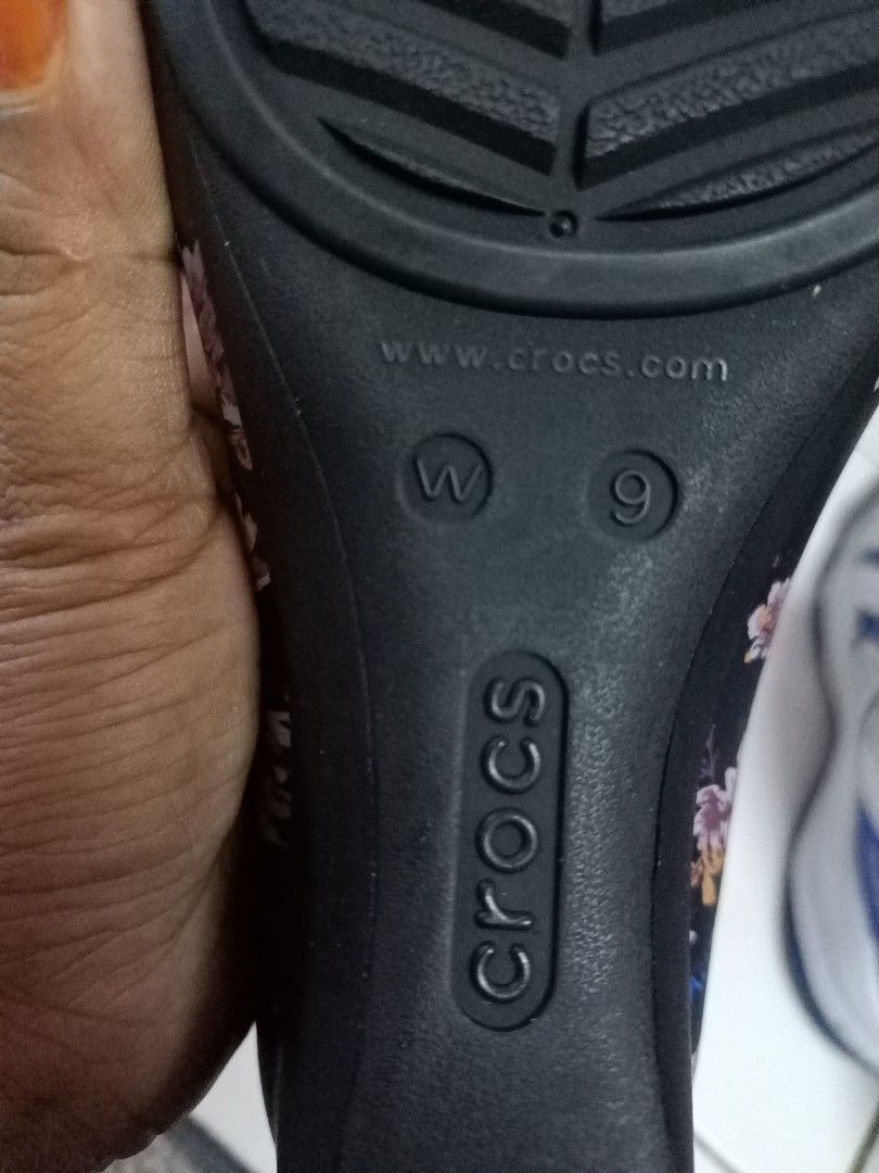 Kasut crocs, Women's Fashion, Footwear, Flats on Carousell