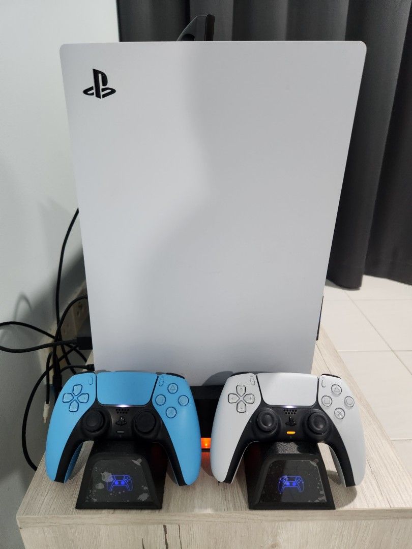 PS5 Disc Edition + 2 controllers + 1 cooling fan base, Video Gaming ...