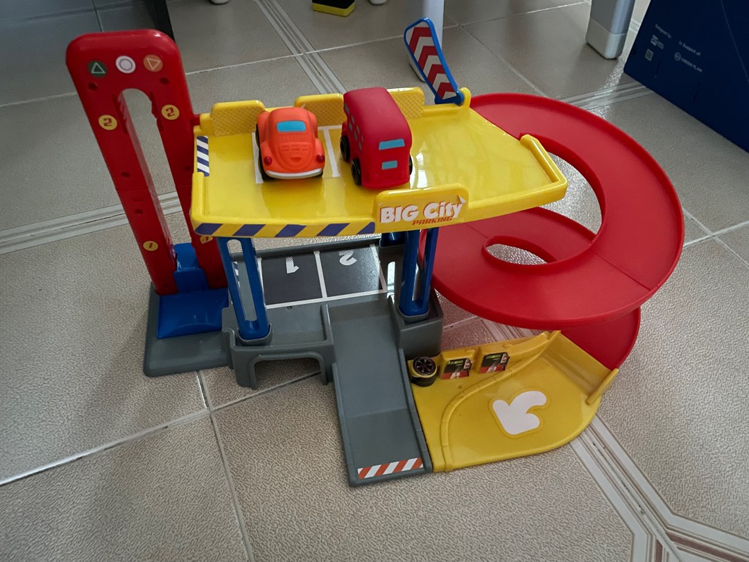 Simple race track, Hobbies & Toys, Toys & Games on Carousell