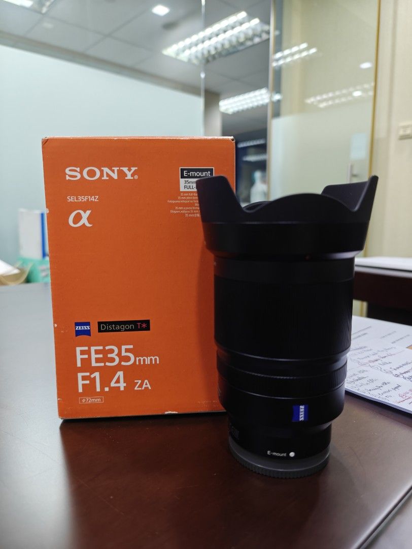 Sony 35mm F1.4 full frame lens, Photography, Lens & Kits on Carousell