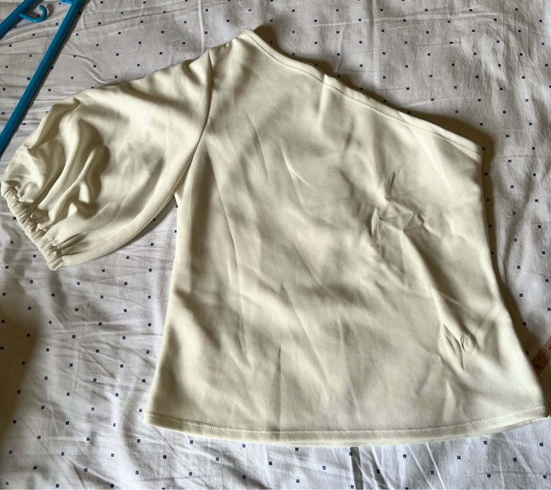 White venus cut type top, Women's Fashion, Tops, Blouses on Carousell