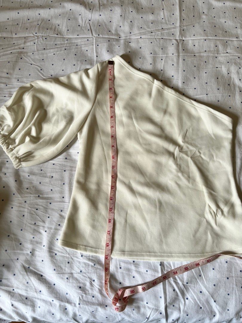 White venus cut type top, Women's Fashion, Tops, Blouses on Carousell