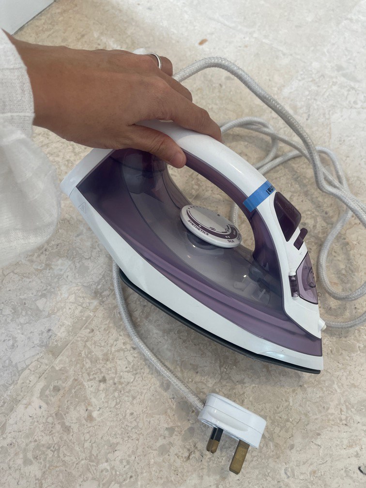 Free Phillips iron - base burnt, TV & Home Appliances, Irons & Steamers ...