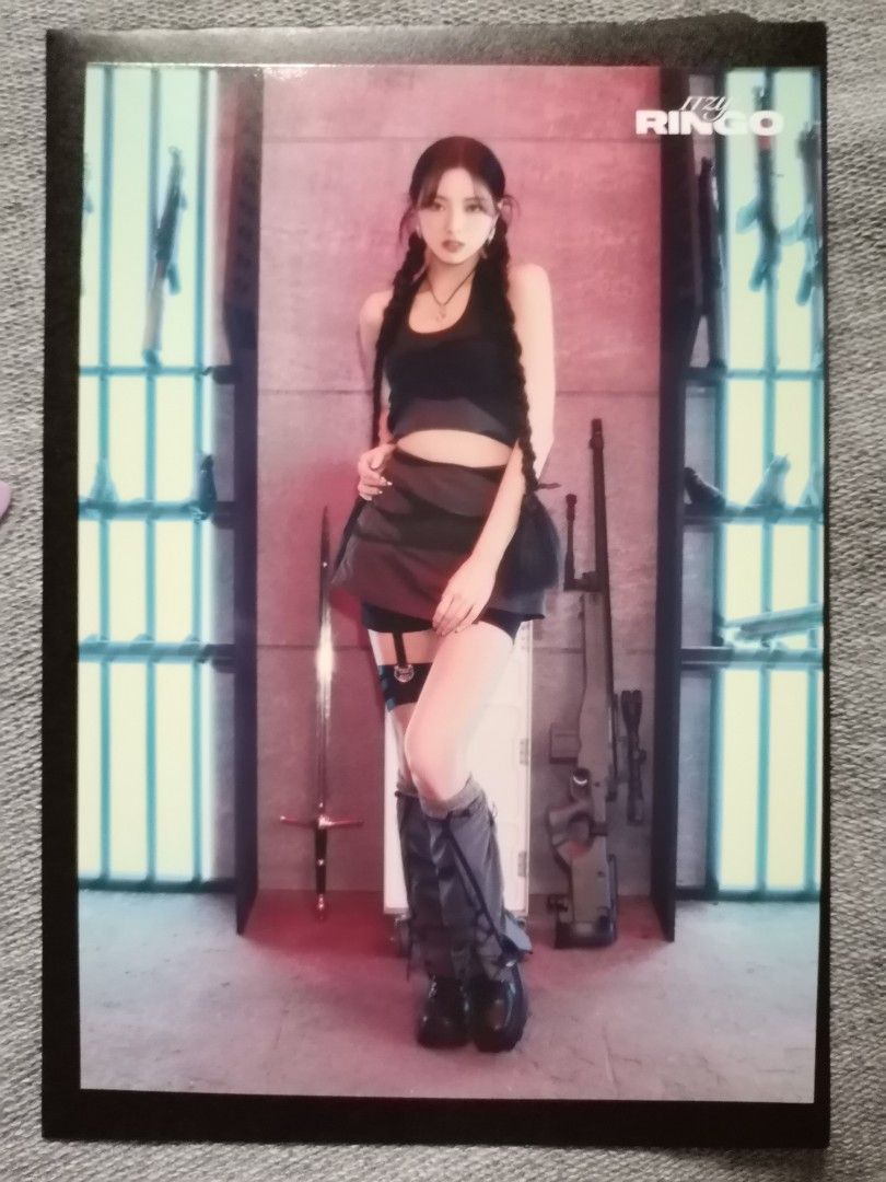 ITZY YUNA RINGO TRADING CARD, Hobbies & Toys, Memorabilia ...