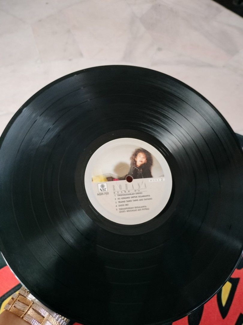 LP Records Piring Hitam, Hobbies & Toys, Music & Media, Vinyls on Carousell
