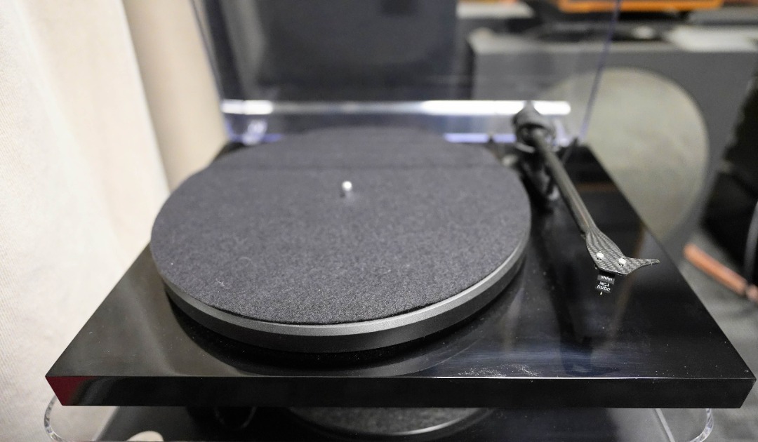 Project Debut Carbon turntable, Audio, Other Audio Equipment on Carousell