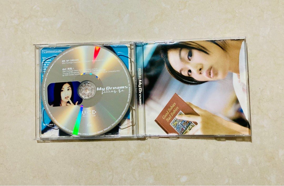 「原裝正版」何嘉莉 CD+VCD｜My Dreams @1998 飛圖（封面及CD親筆簽名）, 興趣及遊戲, 音樂、樂器 & 配件, 音樂與媒體 - CD 及 DVD - Carousell