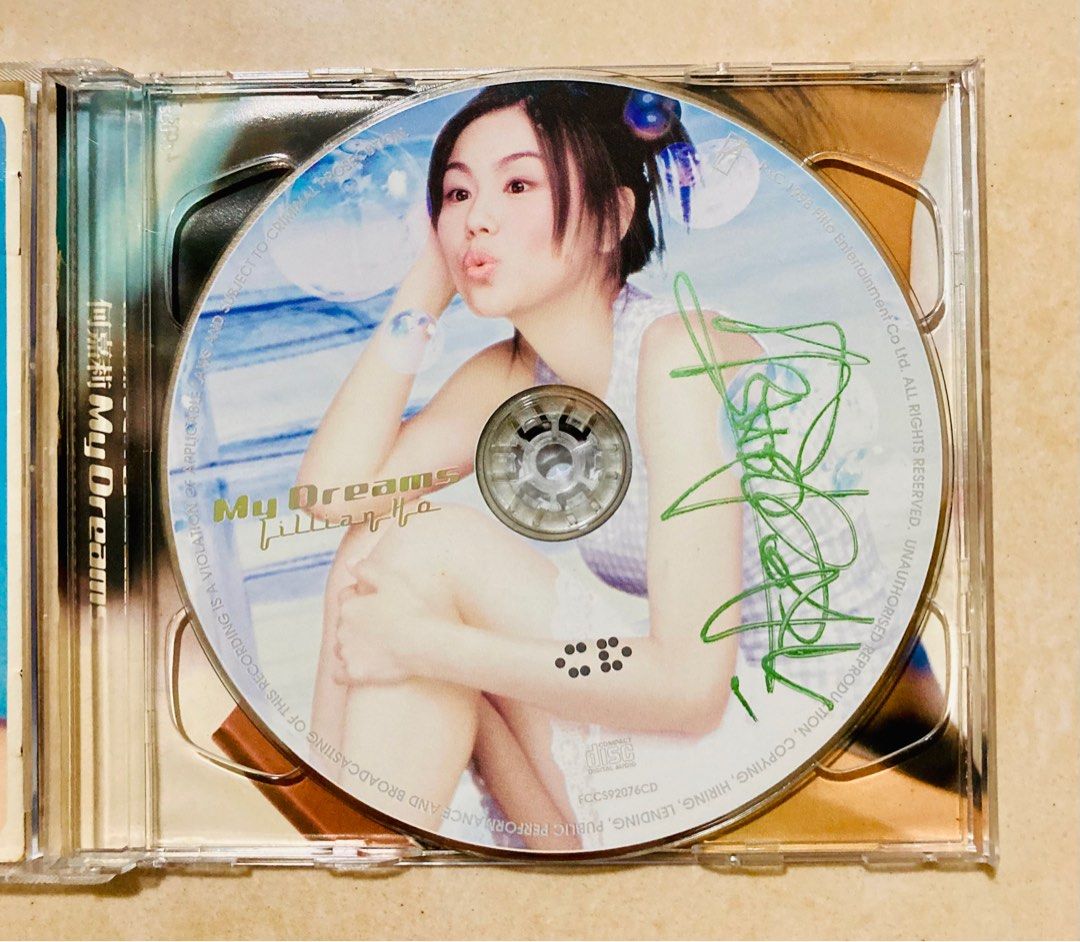 「原裝正版」何嘉莉 CD+VCD｜My Dreams @1998 飛圖（封面及CD親筆簽名）, 興趣及遊戲, 音樂、樂器 & 配件, 音樂與媒體 - CD 及 DVD - Carousell