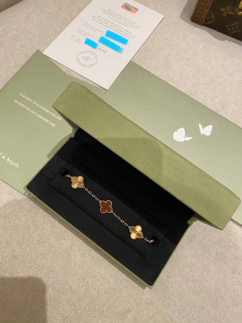 (SOLD)(BRAND NEW) 2023 VCA VAN CLEEF & ARPELS VINTAGE ALHAMBRA BRACELET ...