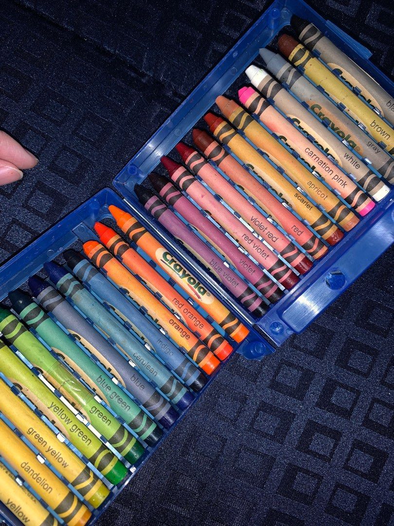 Crayola 24 Crayons w/ Plastic Container, Hobbies & Toys, Stationary ...