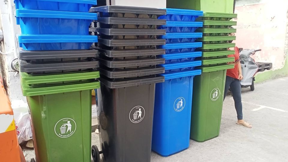 Industrial trash bin, Furniture & Home Living, Cleaning & Homecare ...